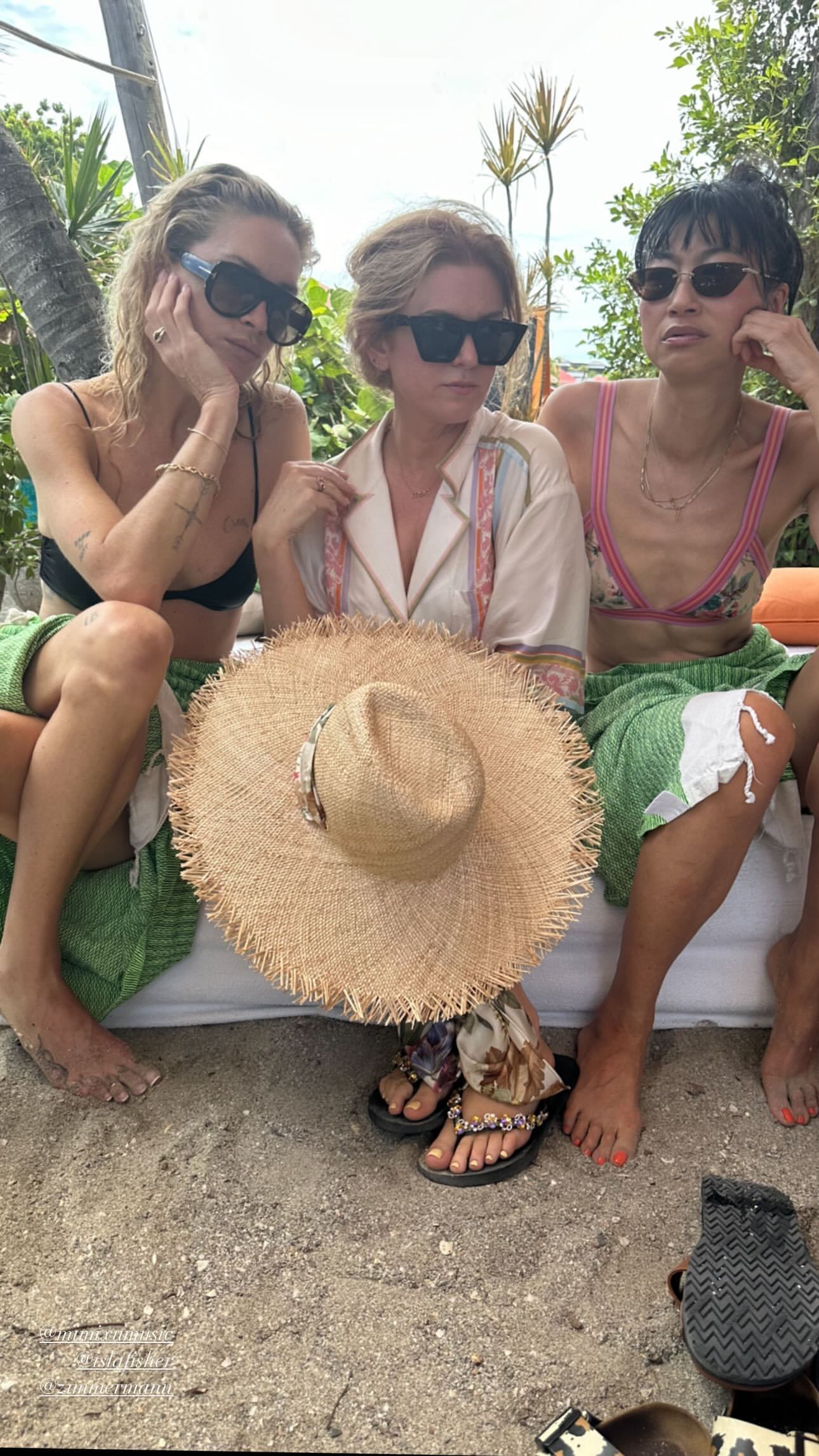 The best Isla Fisher feet pictures 🤩