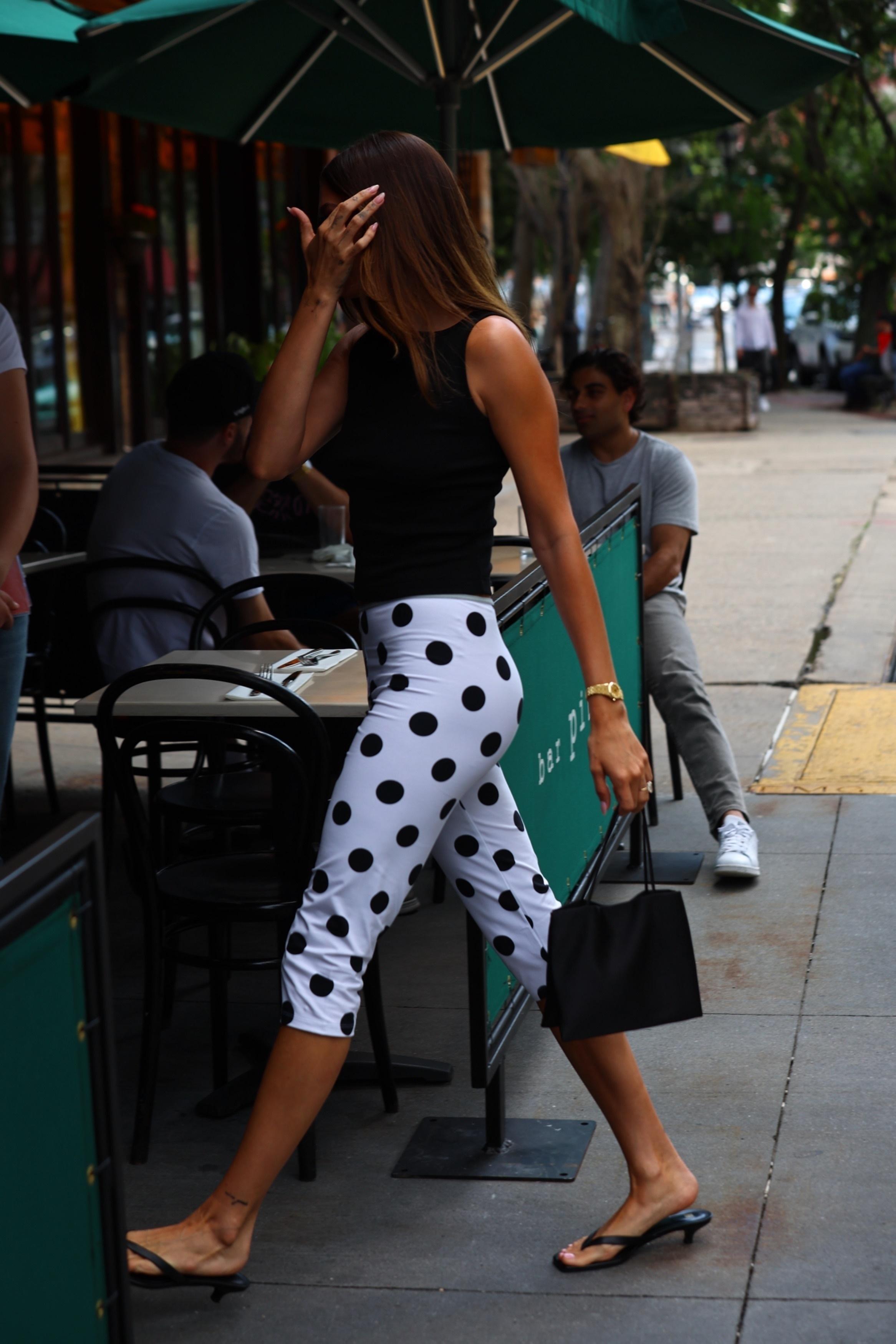 The best Hailey Bieber feet pictures 🤩