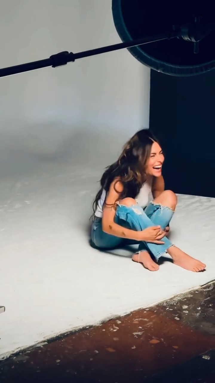 The best Sarah Shahi feet pictures 🤩